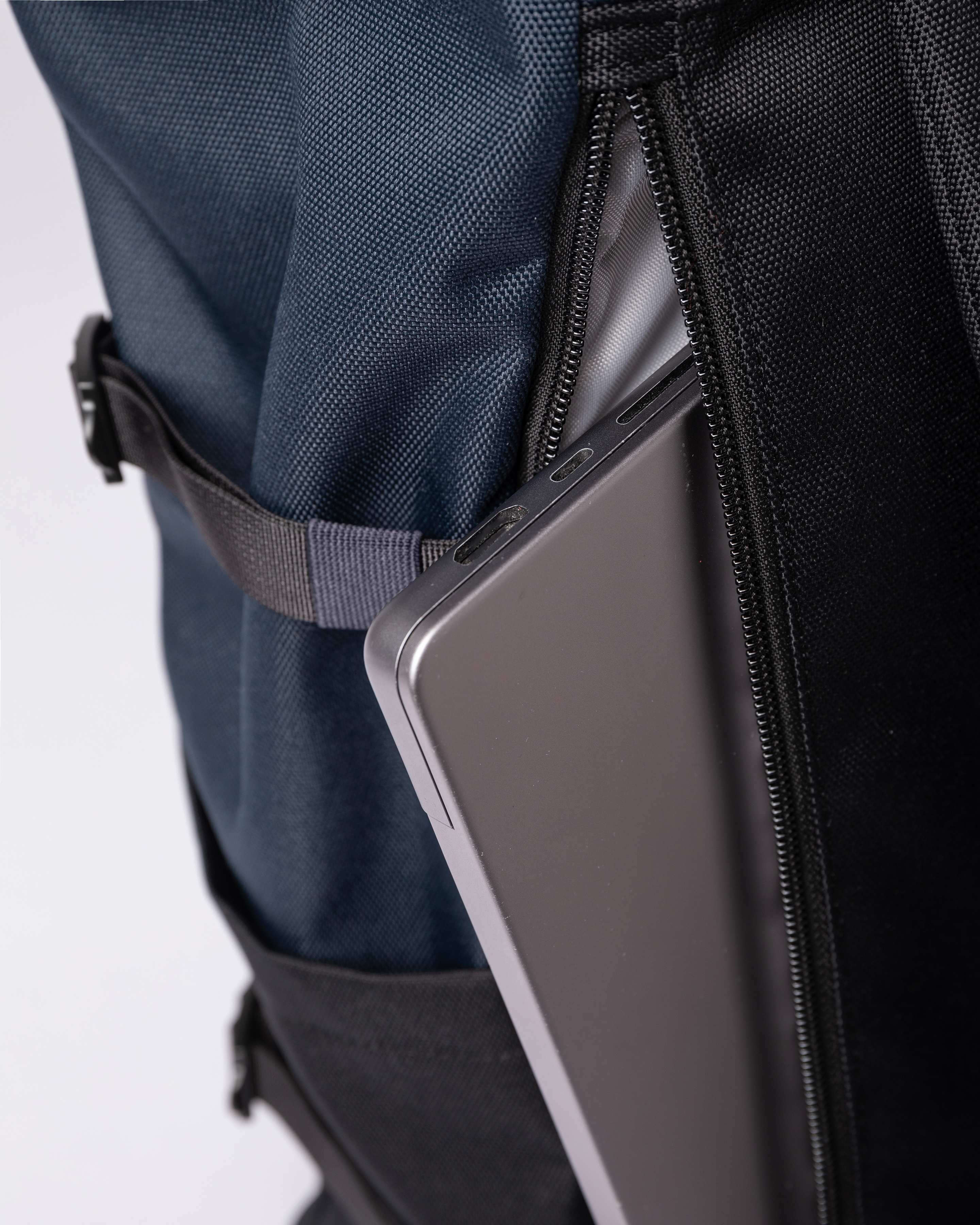 Bernt - Backpack - Multi Black/Navy | Sandqvist