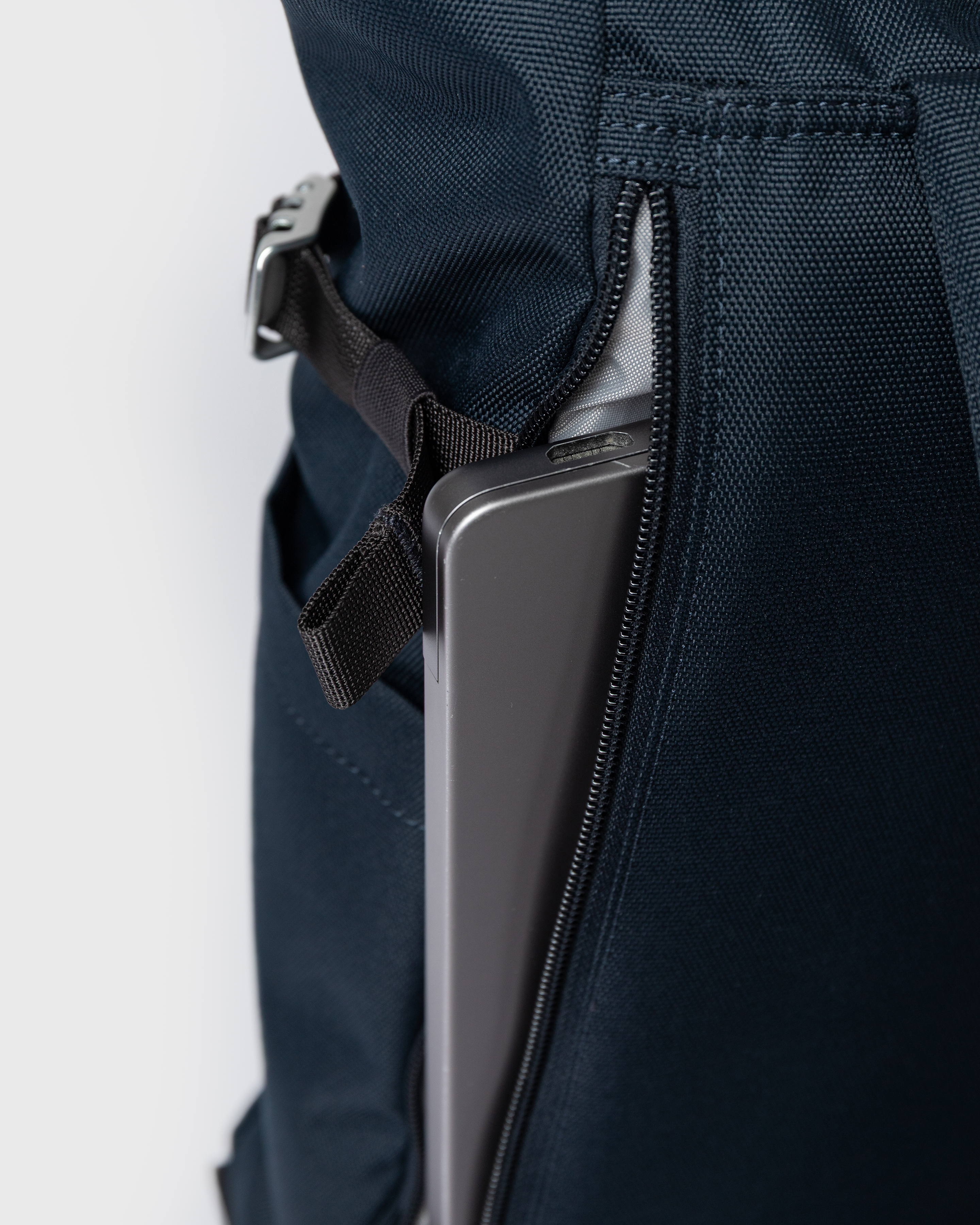 ICON Rolltop Backpack M | Navy | Ex Ilon Sandqvist